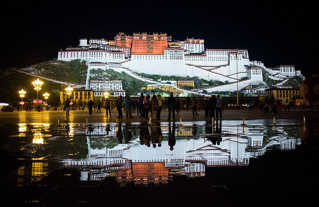 Amazing Images Show Life Inside the Remote Buddhist Capital of Tibet ...