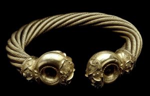 Metal Detectorist Finds 2000 Year Old Gold Torc in a Norfolk Field ...