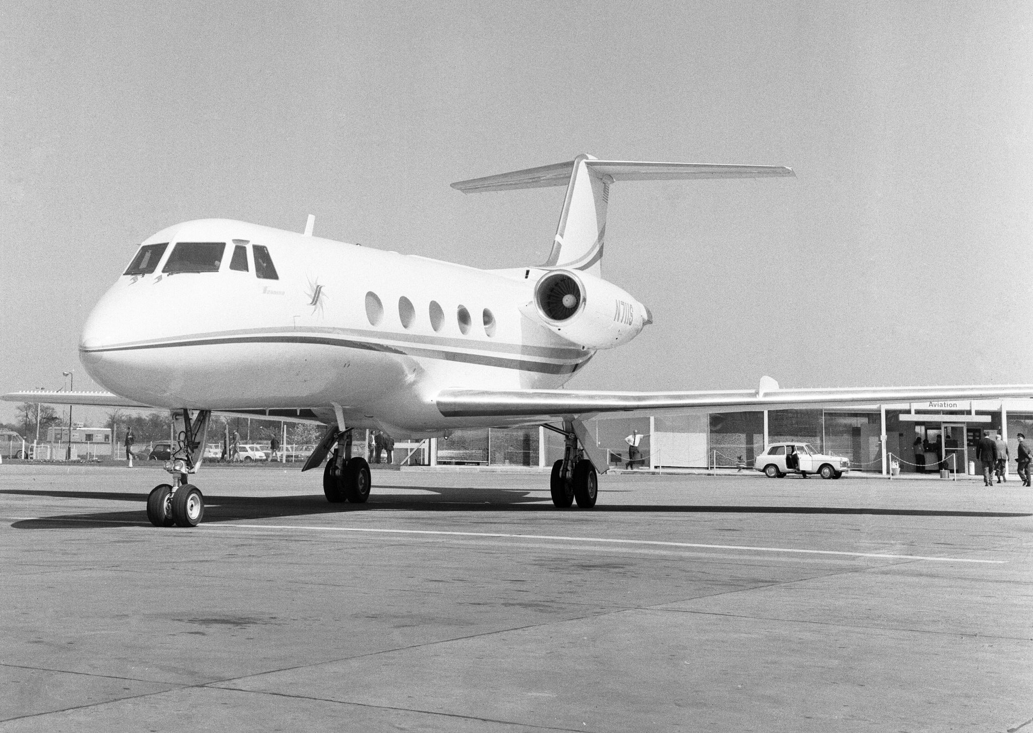 Flying In Style! Vintage Photos Of Celebrities And Their Private Jets ...