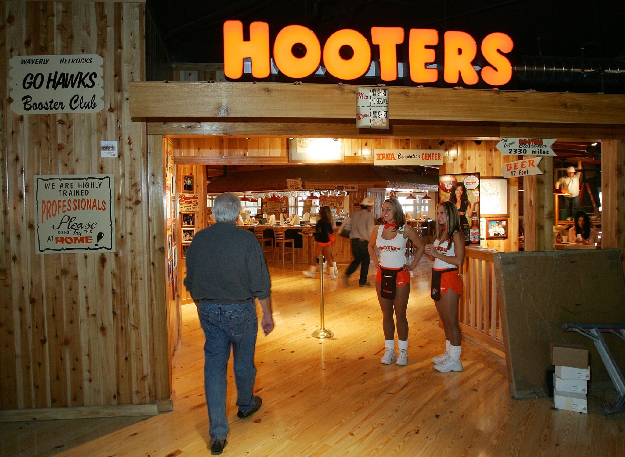 Hooters Once Had an Airline and 5 Other Facts About the Restaurant ...